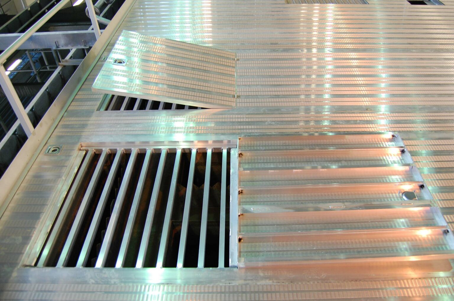 Self-supporting locking devices - Sapa Flooring Systems